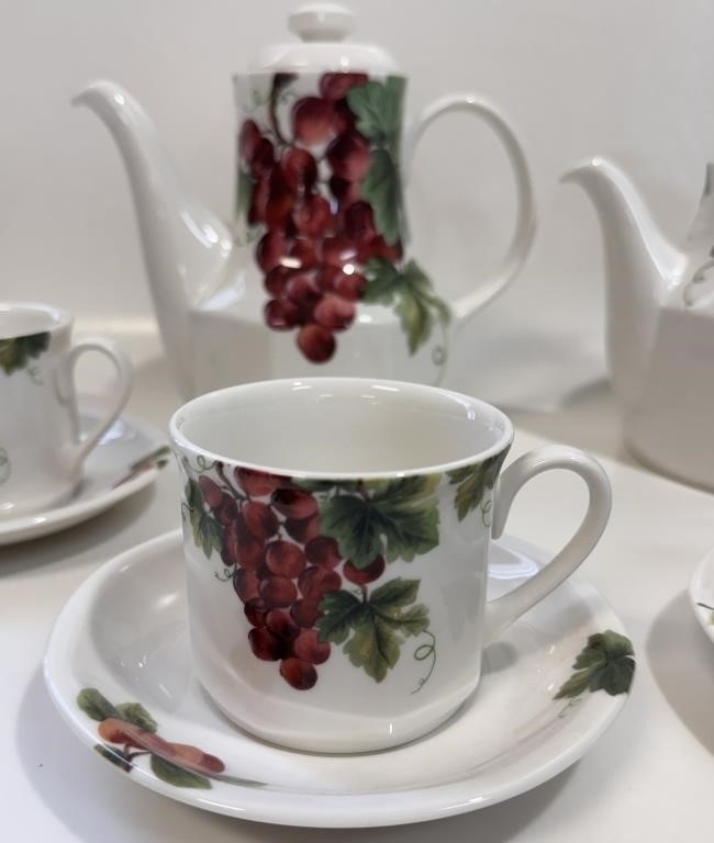Royal Doulton | LOVELY ROYAL DOULTON VINTAGE GRAPE TEA SET | MutualArt