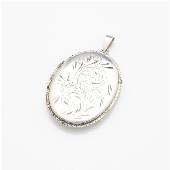 Large | A large vintage sterling silver locket | MutualArt