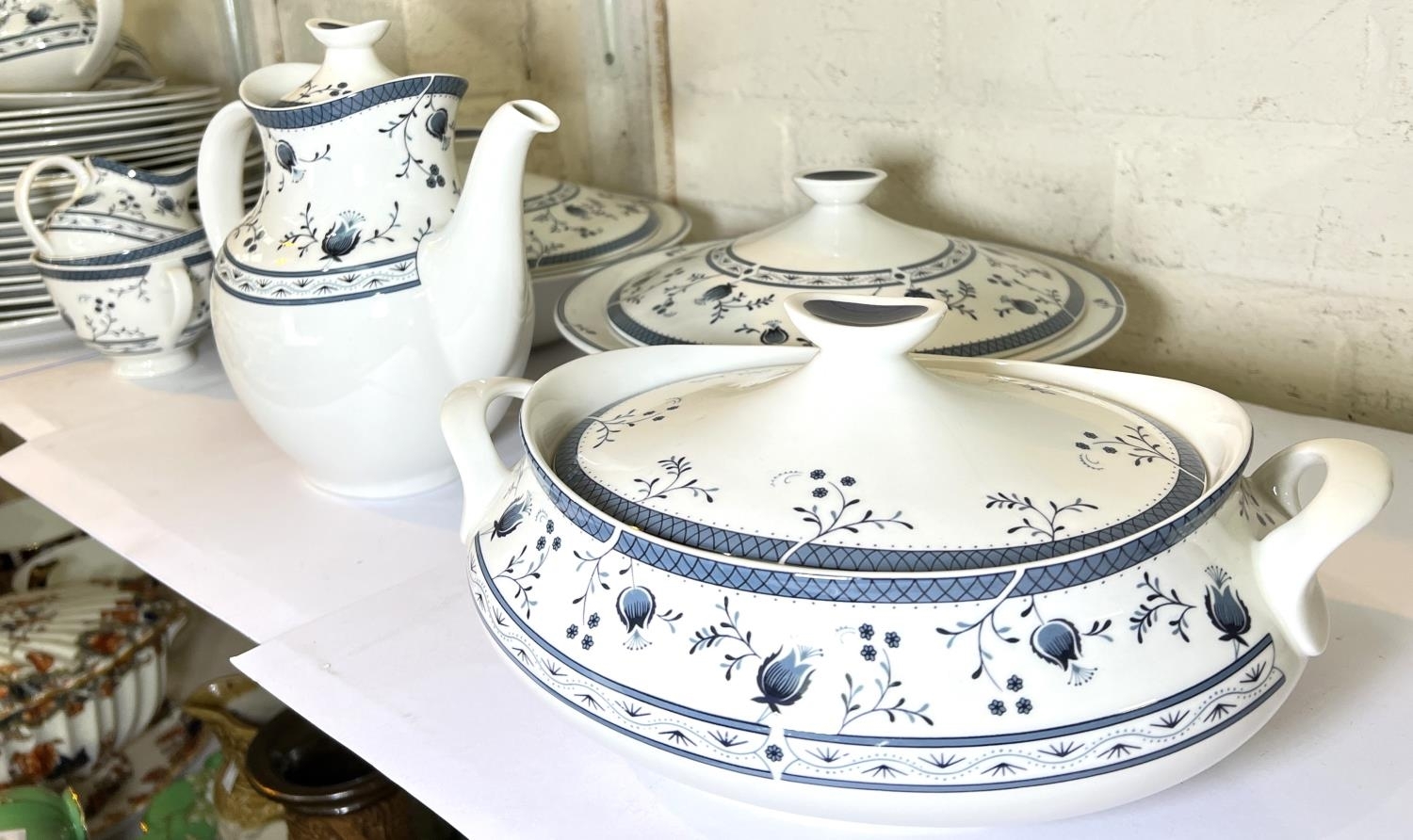 Royal Doulton | A Royal Doulton Cambridge dinner service | MutualArt