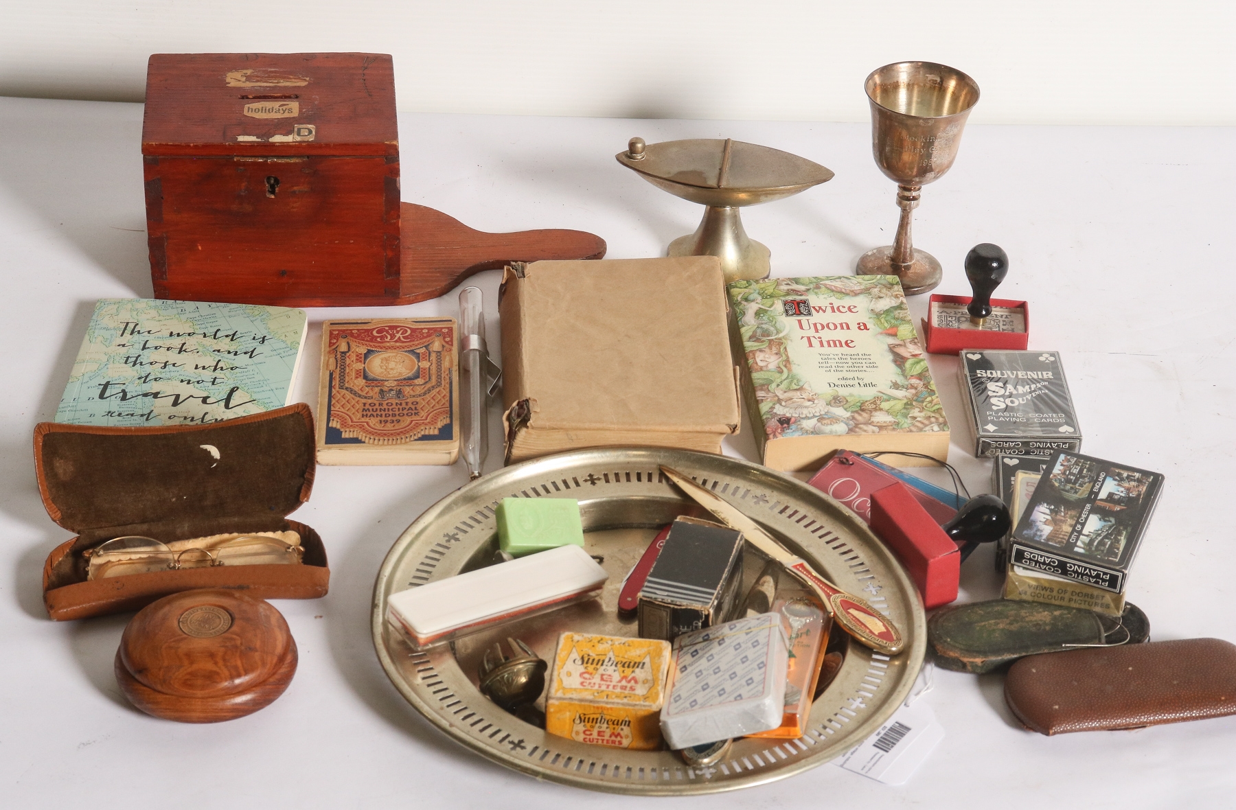 Silver | A varied bundle of trinkets | MutualArt