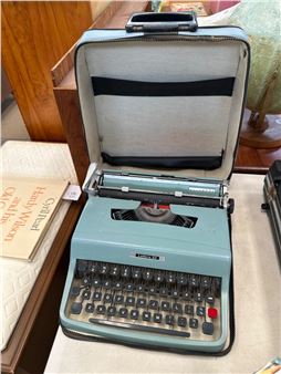 Luigi Olivetti | OLIVETTI PORTABLE TYPEWRITER | MutualArt