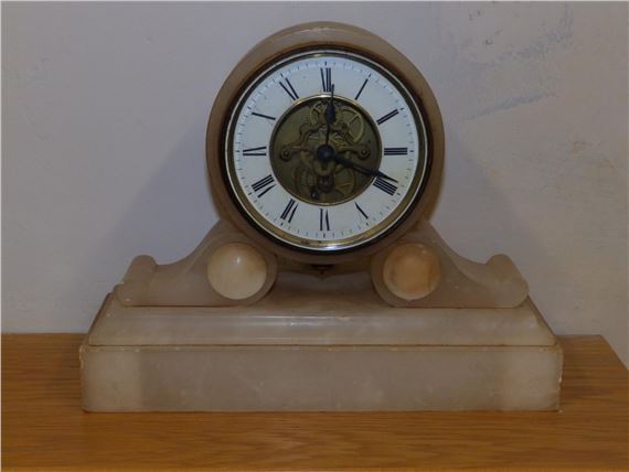 White | A 19thC white onyx mantel clock (19) | MutualArt