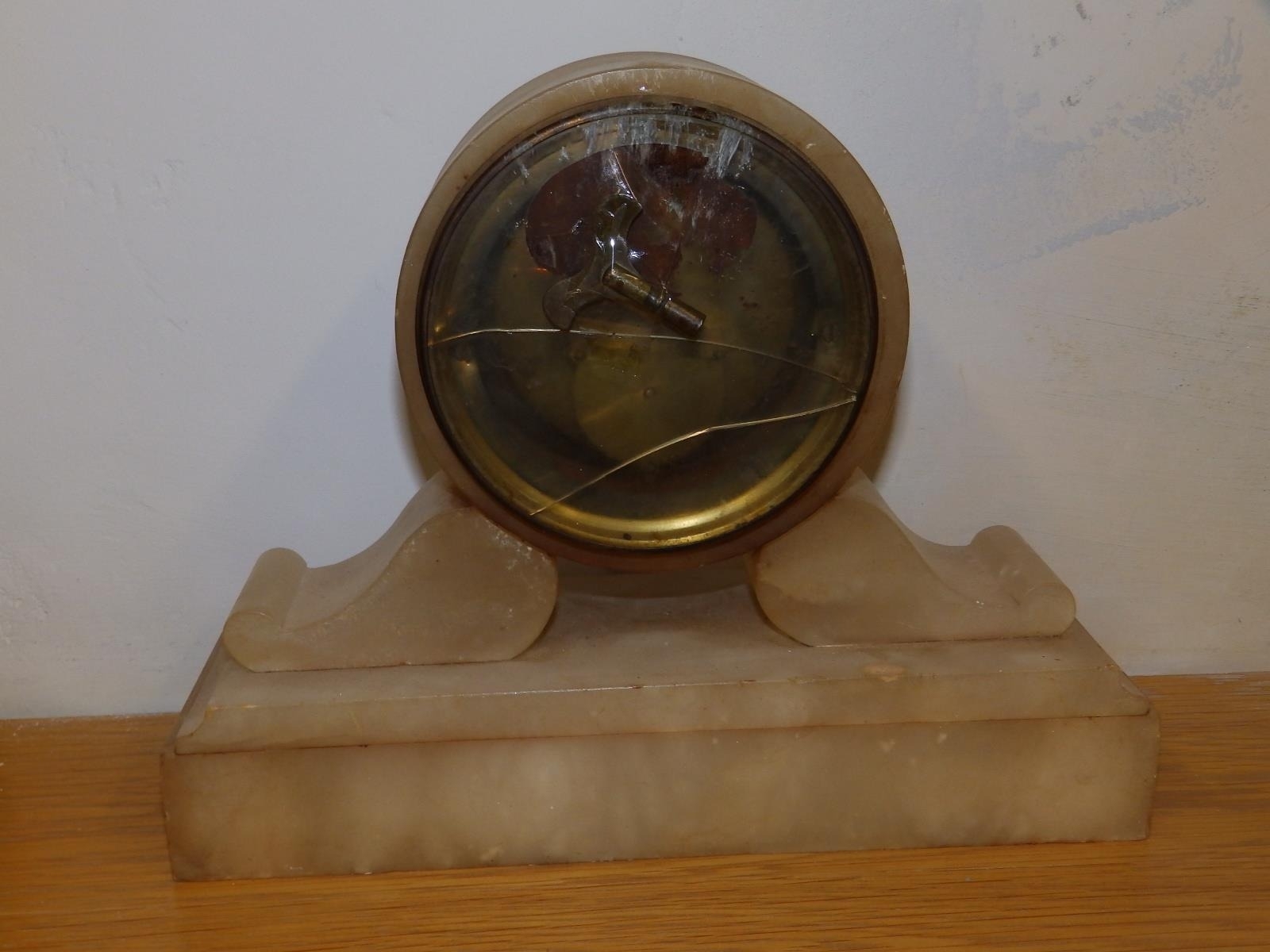 White | A 19thC white onyx mantel clock (19) | MutualArt