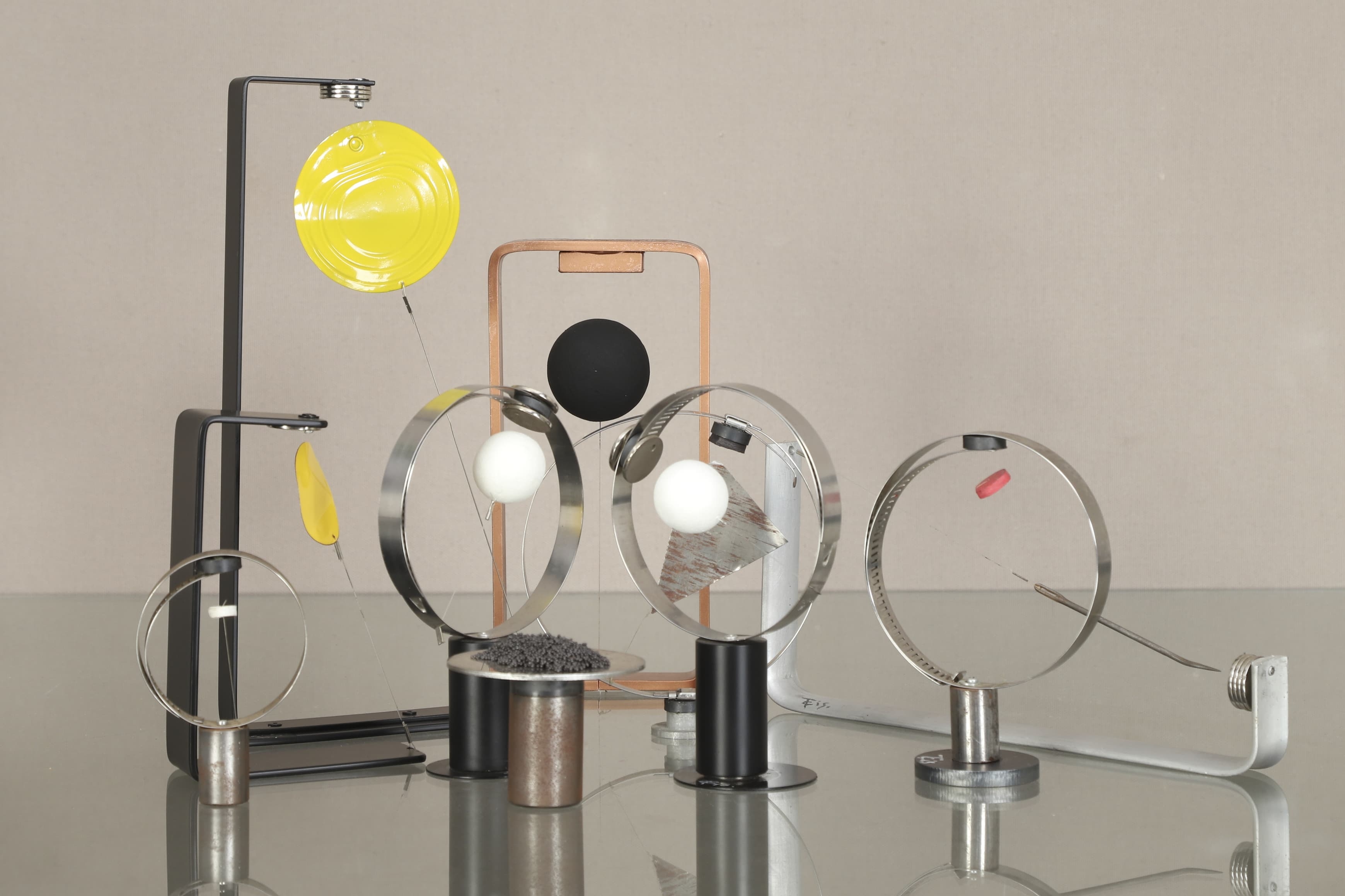 Vassiliakis Takis | Antigravité magnétique, 2001 (2001) | MutualArt