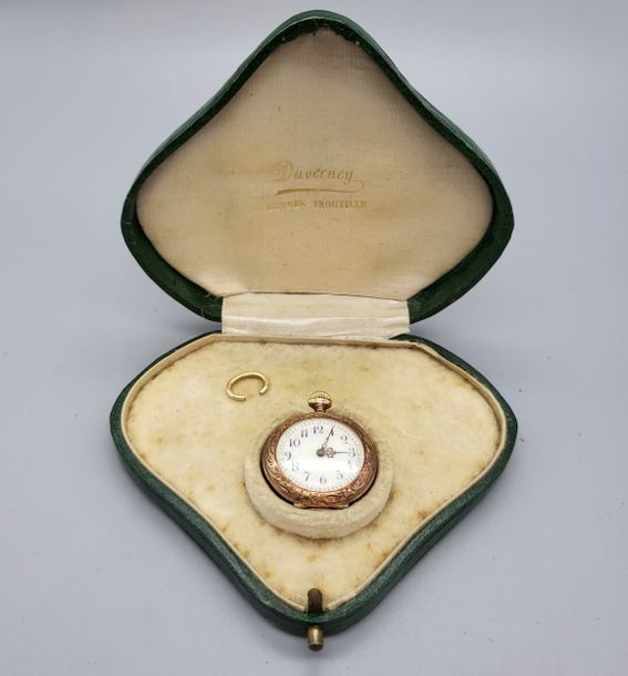 White | Neck watch in 18K yellow gold 750‰, round shape, white dial ...