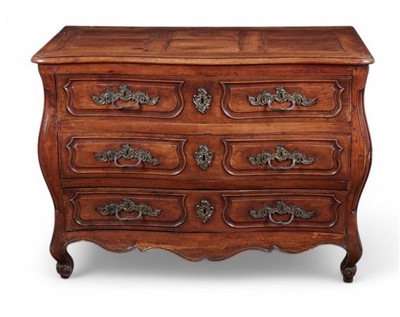 LOUIS | A Louis XV Provincial walnut commode (18th Century) | MutualArt
