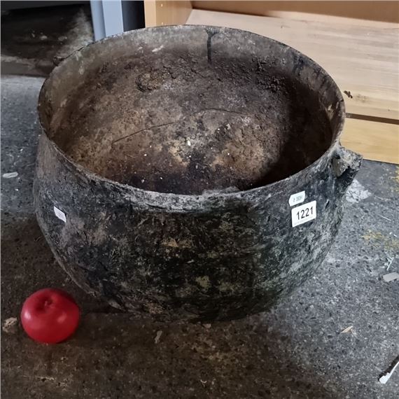 Large | Large antique cauldron with side handles, heavily patinated ...