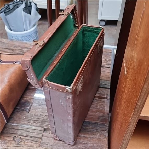 Green | Vintage leather travel case and document box. The travel cas ...