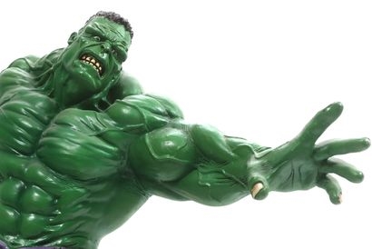 Large | HULK. A large Hulk statuette in hard resin. Statue in good c ...