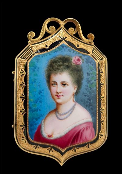 Isabelino | Broche isabelino de oro con esmalte representando una dama ...