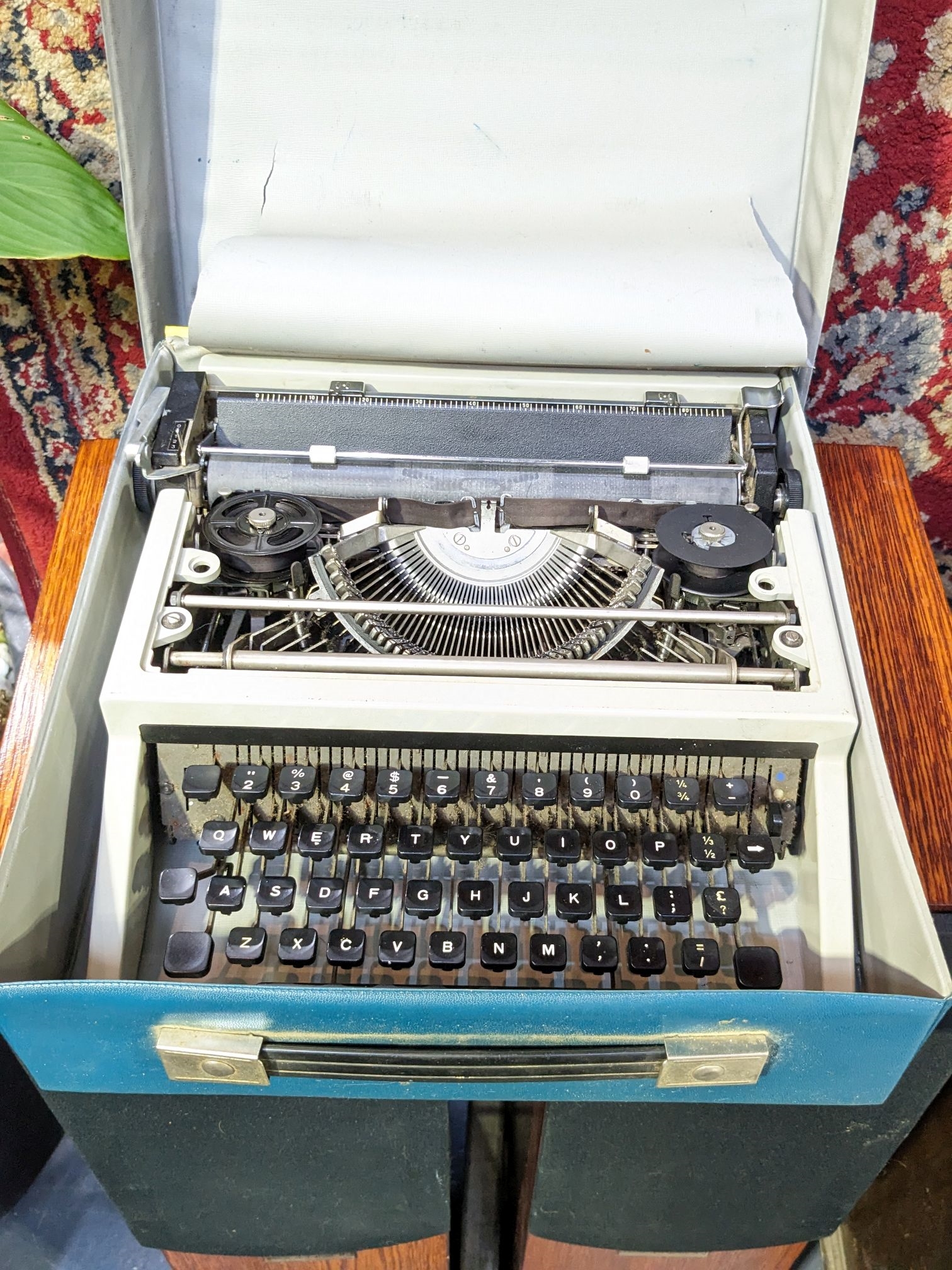 Luigi Olivetti | OLIVETTI PORTABLE TYPEWRITER | MutualArt