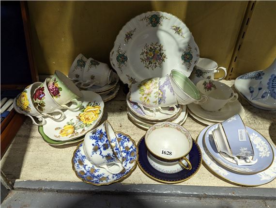 Large | ENGLISH PORCELAIN | MutualArt