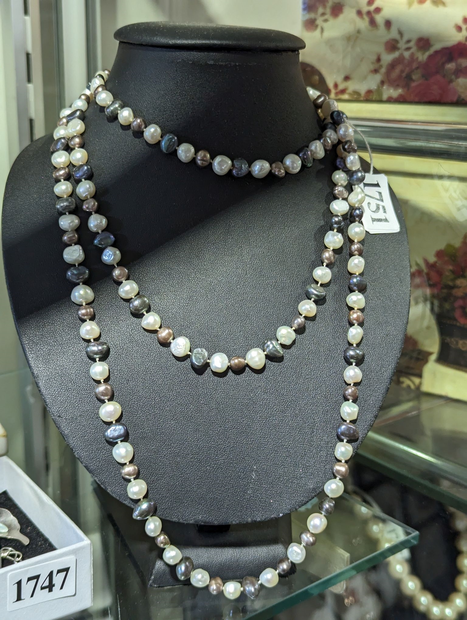 Black | 3 TONE PEARL NECKLACE | MutualArt