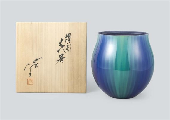 Tokuda Yasokichi III | Vase in brilliant glaze | MutualArt