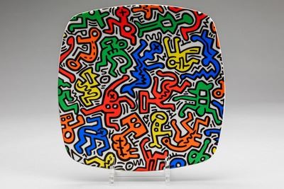 Keith Haring | Decoratief bord met typische kleurrijke figuren | MutualArt