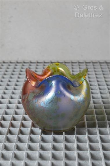 Johann Lötz Witwe | LOETZ (1836-1947) Iridescent glass corolla vase in ...