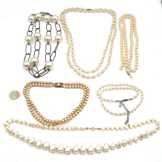 SEVEN | A collection of seven assorted pearl necklaces. Length | MutualArt