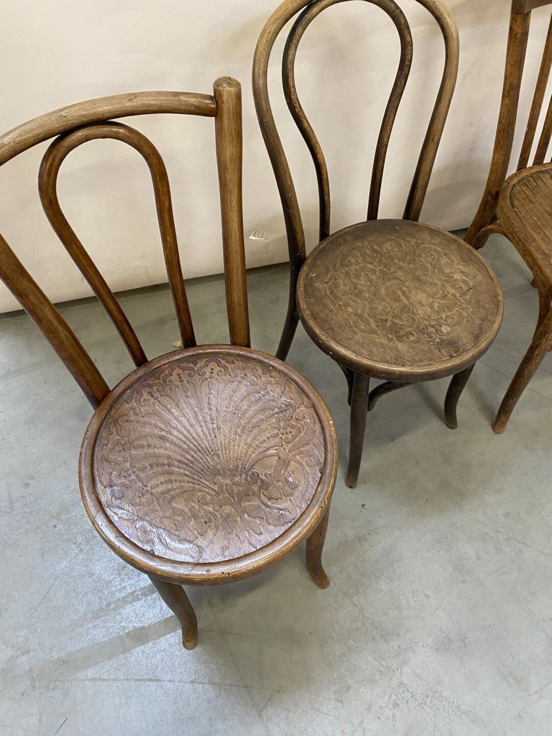 Baumann | Un lot de trois CHAISES en bois thermoformé. L'une porte l ...