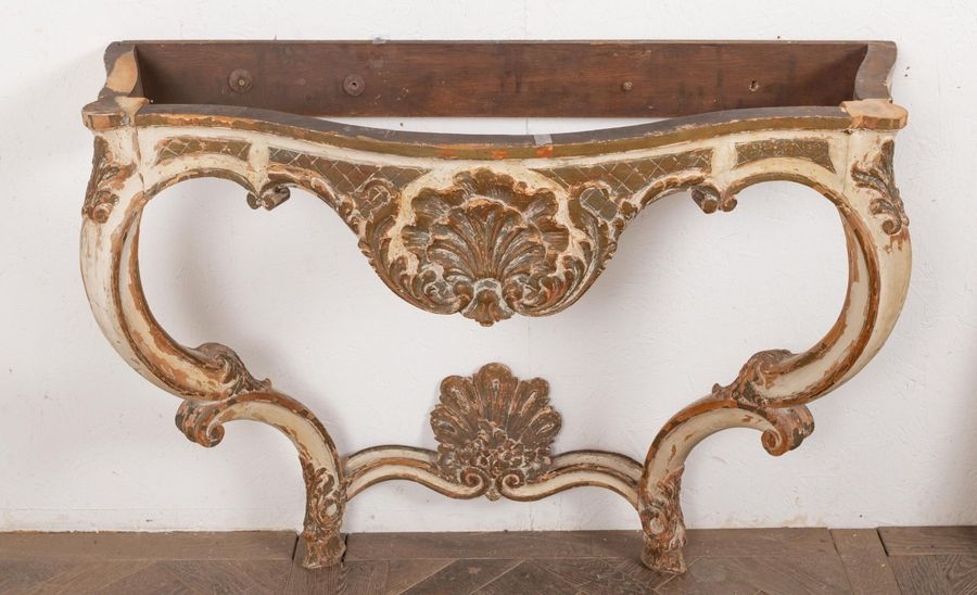 Blanc | Console en bois mouluré et sculpté laquée blanc et brun | MutualArt