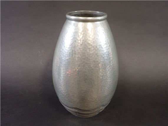 René Delavan | Etain d'Art Vase en étain martelé en partie haute et | MutualArt