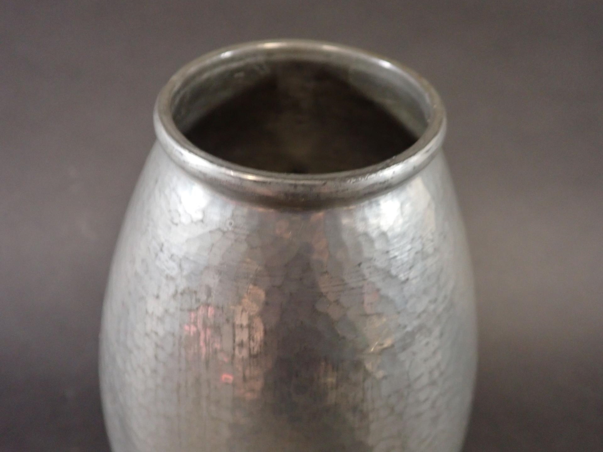 René Delavan | Etain d'Art Vase en étain martelé en partie haute et ...