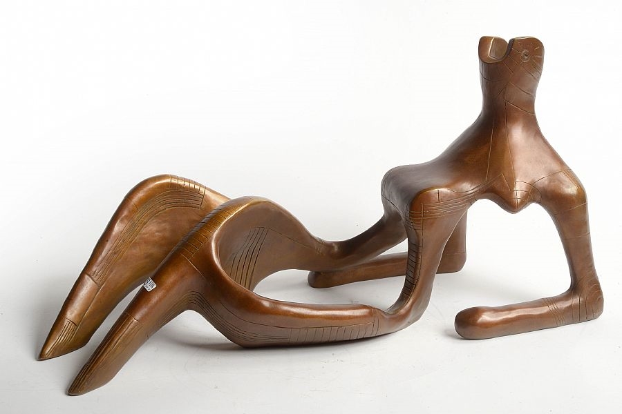 Henry Moore | «Femme allongée» en bronze à patine cuivrée | MutualArt