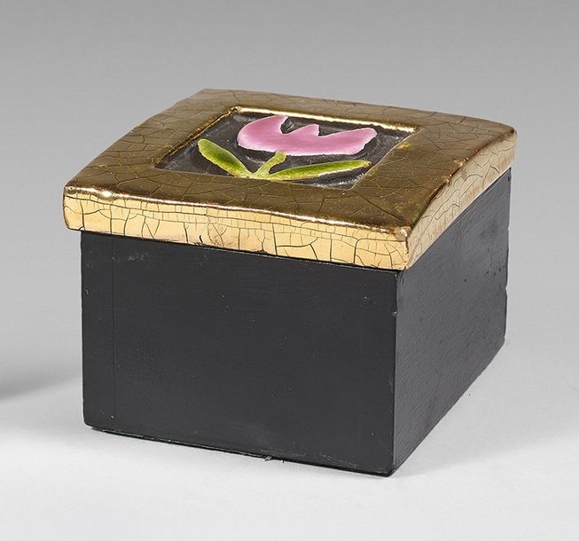 Mithé Espelt | Ceramic box and lid | MutualArt