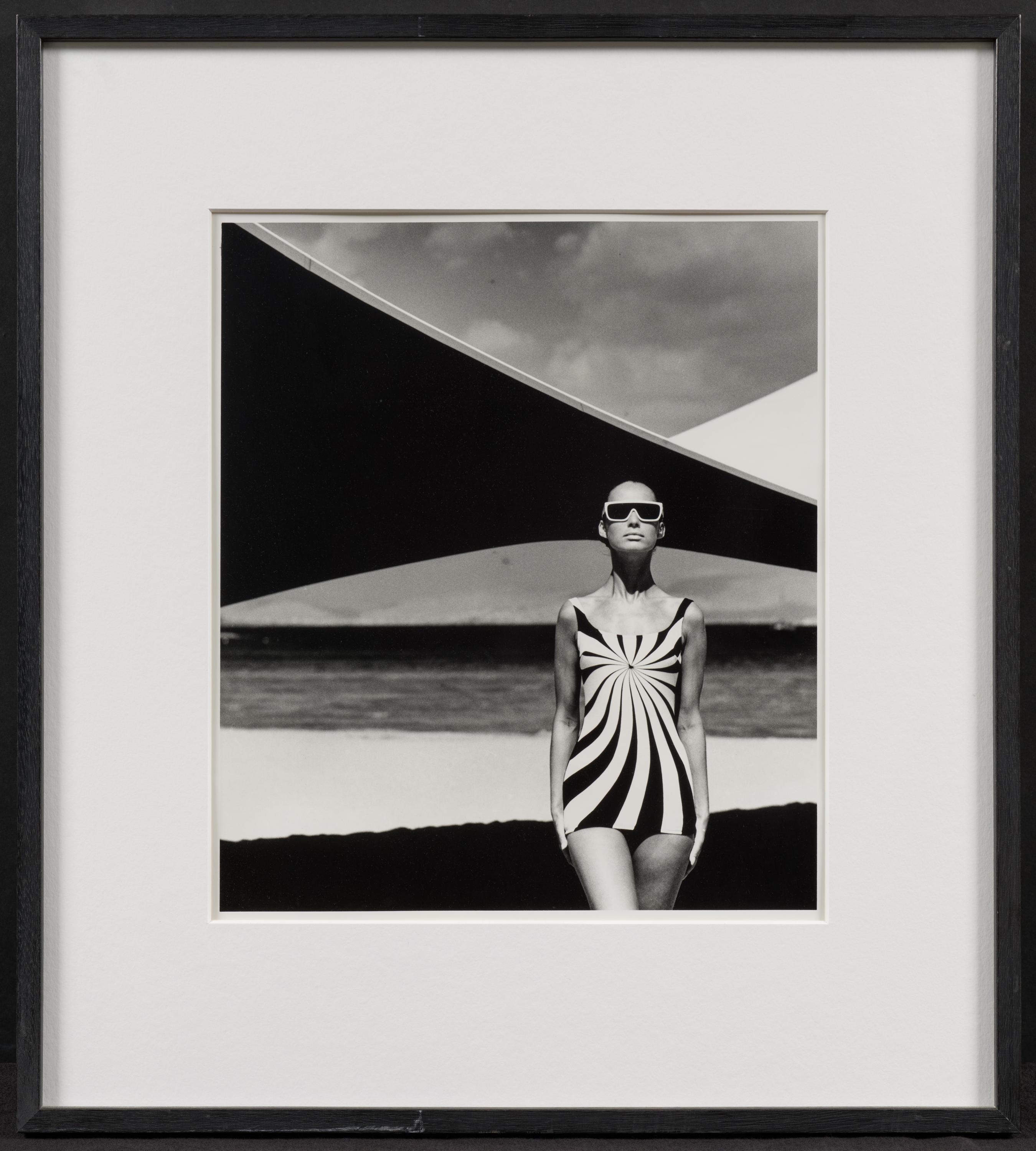 F.C. Gundlach | Brigitte Bauer, Op Art-Badeanzug von Sinz, Vouliagmeni ...