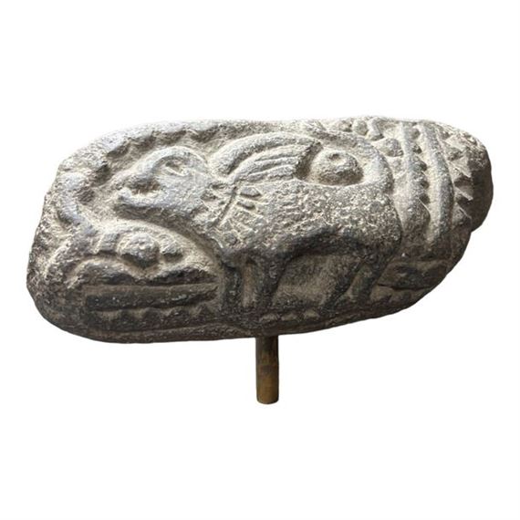 Pierre | Fragment de pierre sculpté à décor zoomorphe. Sur socle en ...