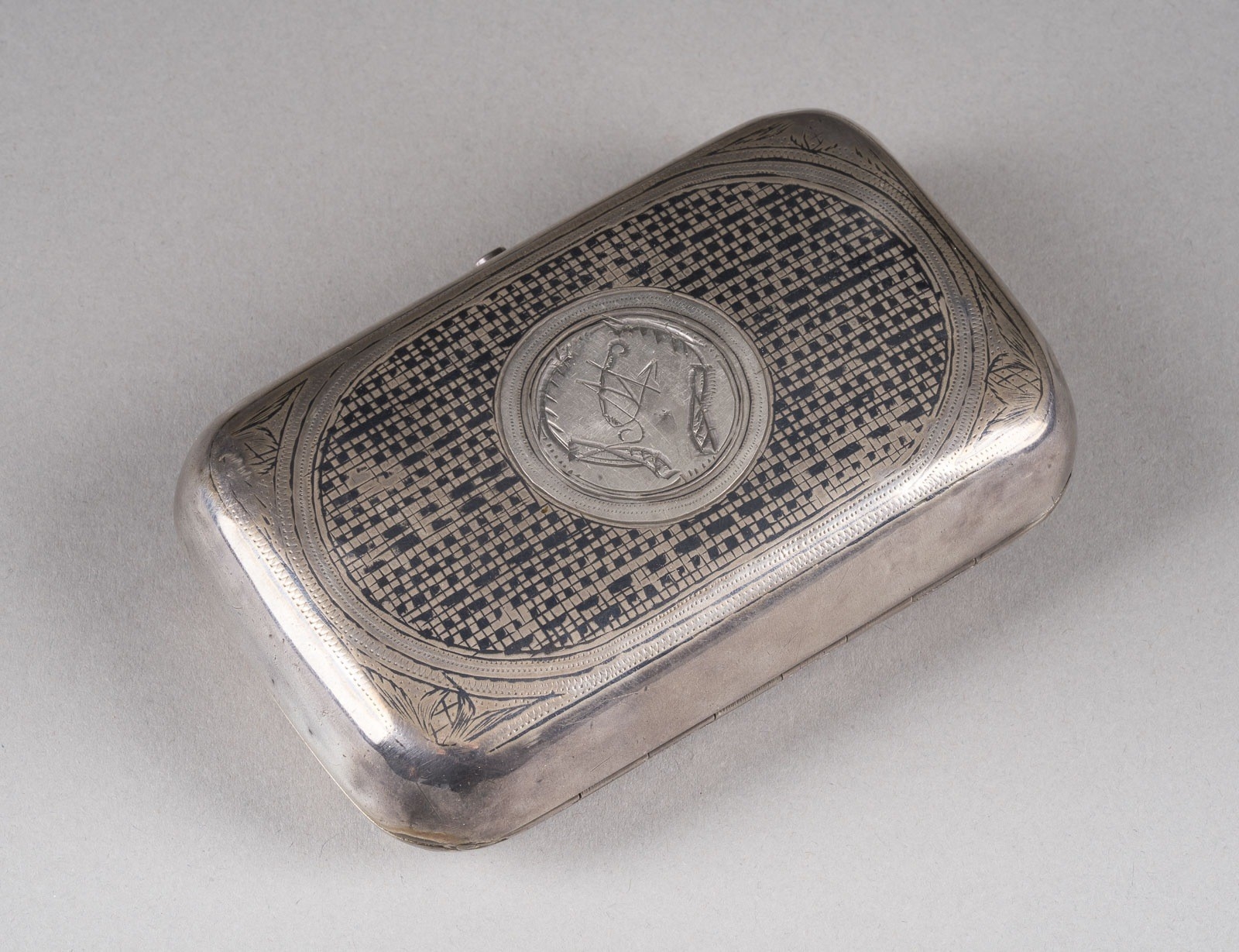 Cyrillic | NIELLO-ZIGARETTENETUI MIT TROIKA (Late 19th Century) | MutualArt