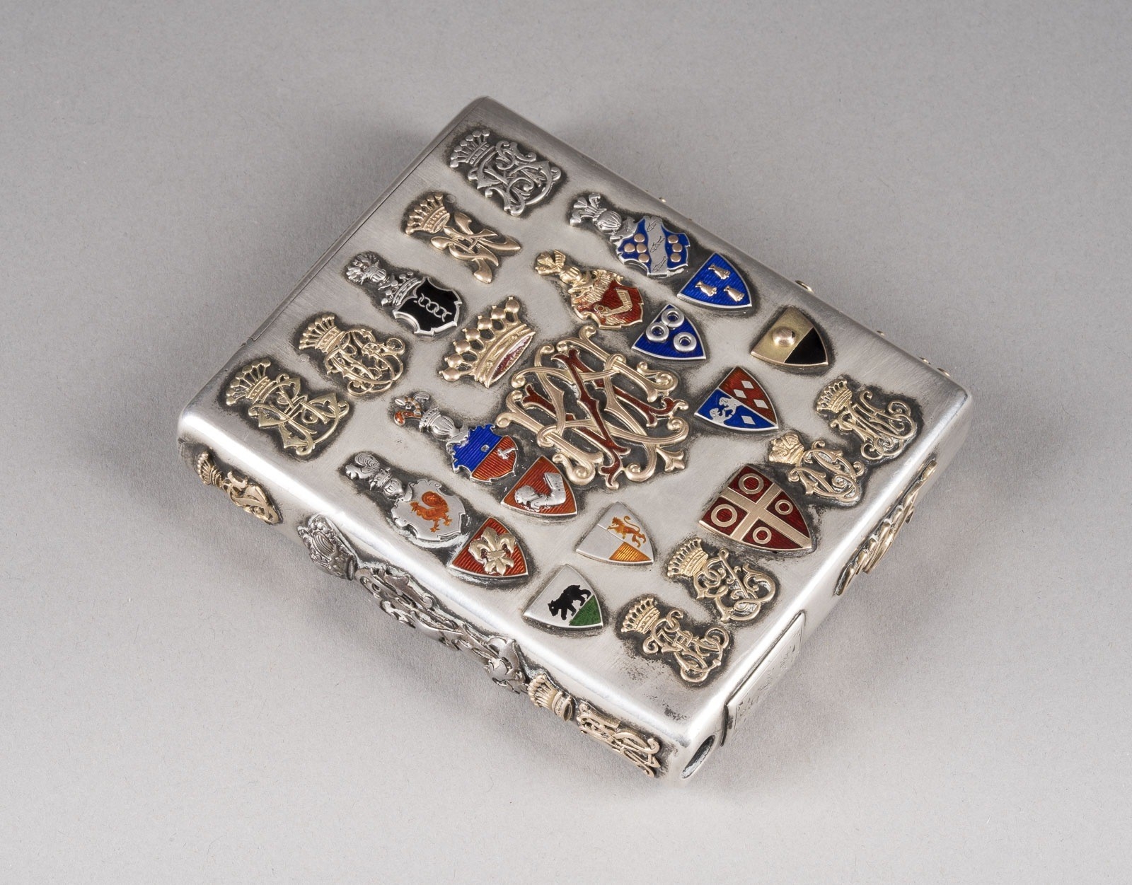 Cyrillic | MASSIVES ZIGARETTENETUI MIT MONOGRAMMEN, FAMILIENWAPPEN UND SOUVENIRS (Late 19th ...