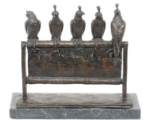 Lucio Relano | Sitzende Falken mit Hauben | MutualArt