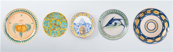 Piatti | Cinque piatti in ceramica smaltata e decorata | MutualArt