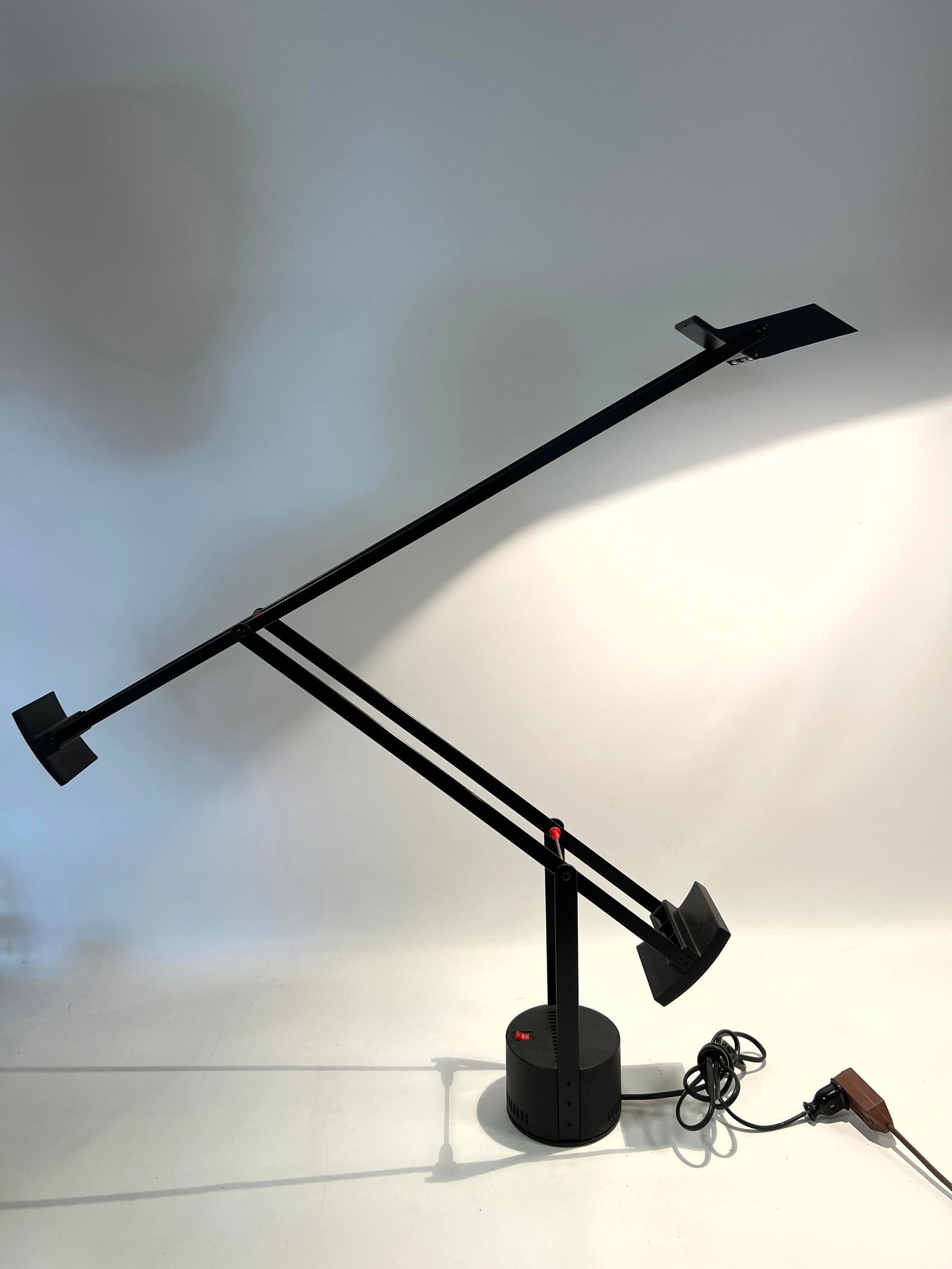 Richard Sapper | Italian Postmodern Artemide Richard Sapper Tizio Lamp ...