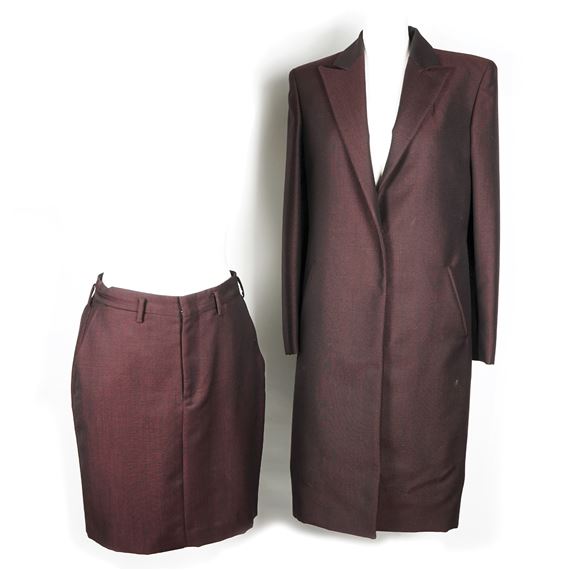 Gucci | cappotto in tessuto rosso bordeaux cangiante con gonna abbinata ...