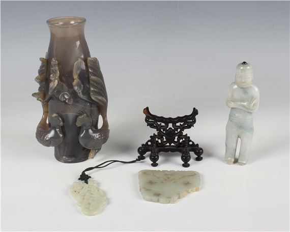 Agate | A Chinese agate vase (20th Century) | MutualArt