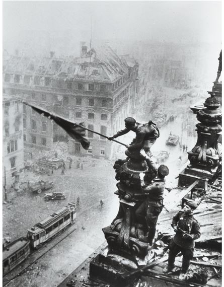 Yevgeny Khaldei | Raising the Soviet Flag over the Reichstag, Berlin ...