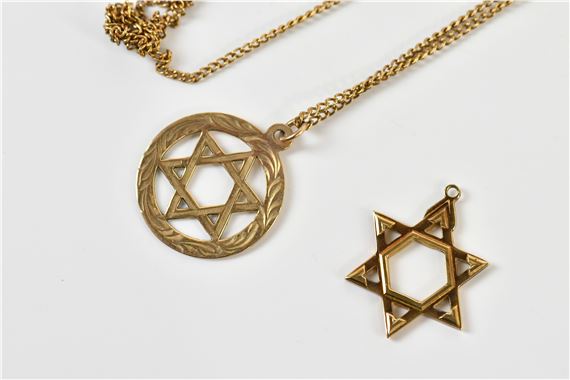 David | Two 9ct yellow gold Star of David pendants and a fine link ...