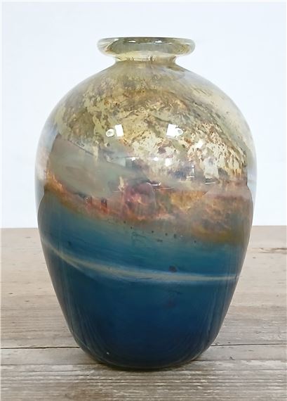 Michael Harris | A Michael Harris Isle of Wight Aurene glass vase ...