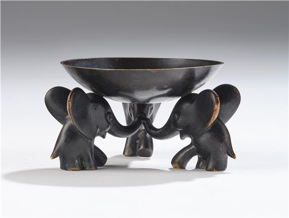 Richard Rohac | Schale mit drei Elefanten | MutualArt