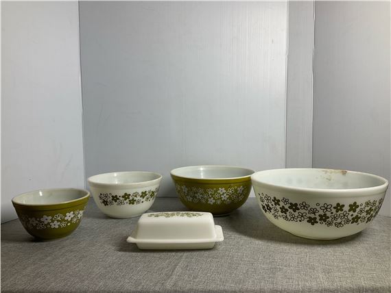 Pyrex | The largest bowl shows discoloration and residue | MutualArt