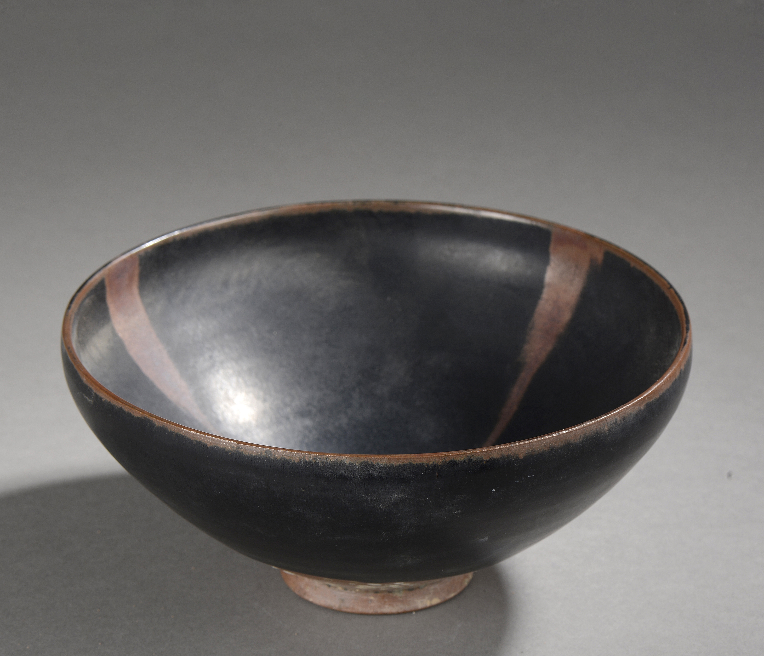 Unknown | Cuenco en forma de Lianzi con pie de corona en gres ...