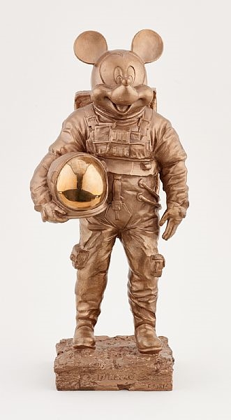 Hannes D'Haese | Sculpture en bronze à patine dorée: Mickey Mouse in ...