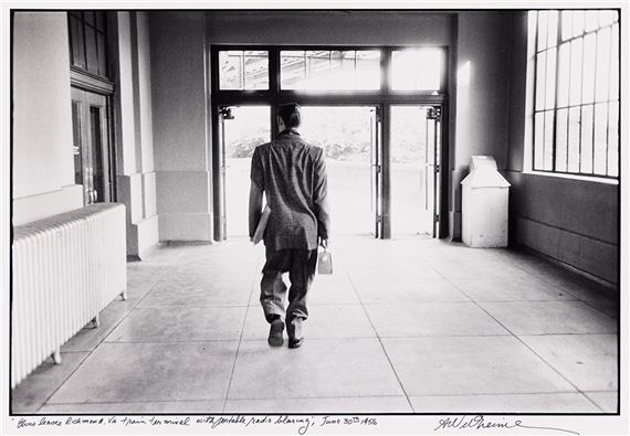 Alfred Wertheimer | Elvis leaves Richmond, VA train terminal with ...