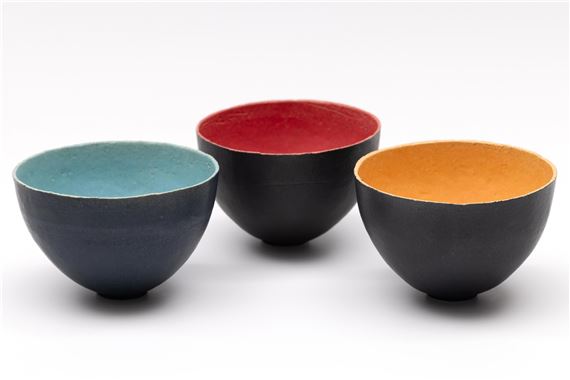 Geert Lap | Drie experimentele zwart steengoed kommen (1985) | MutualArt