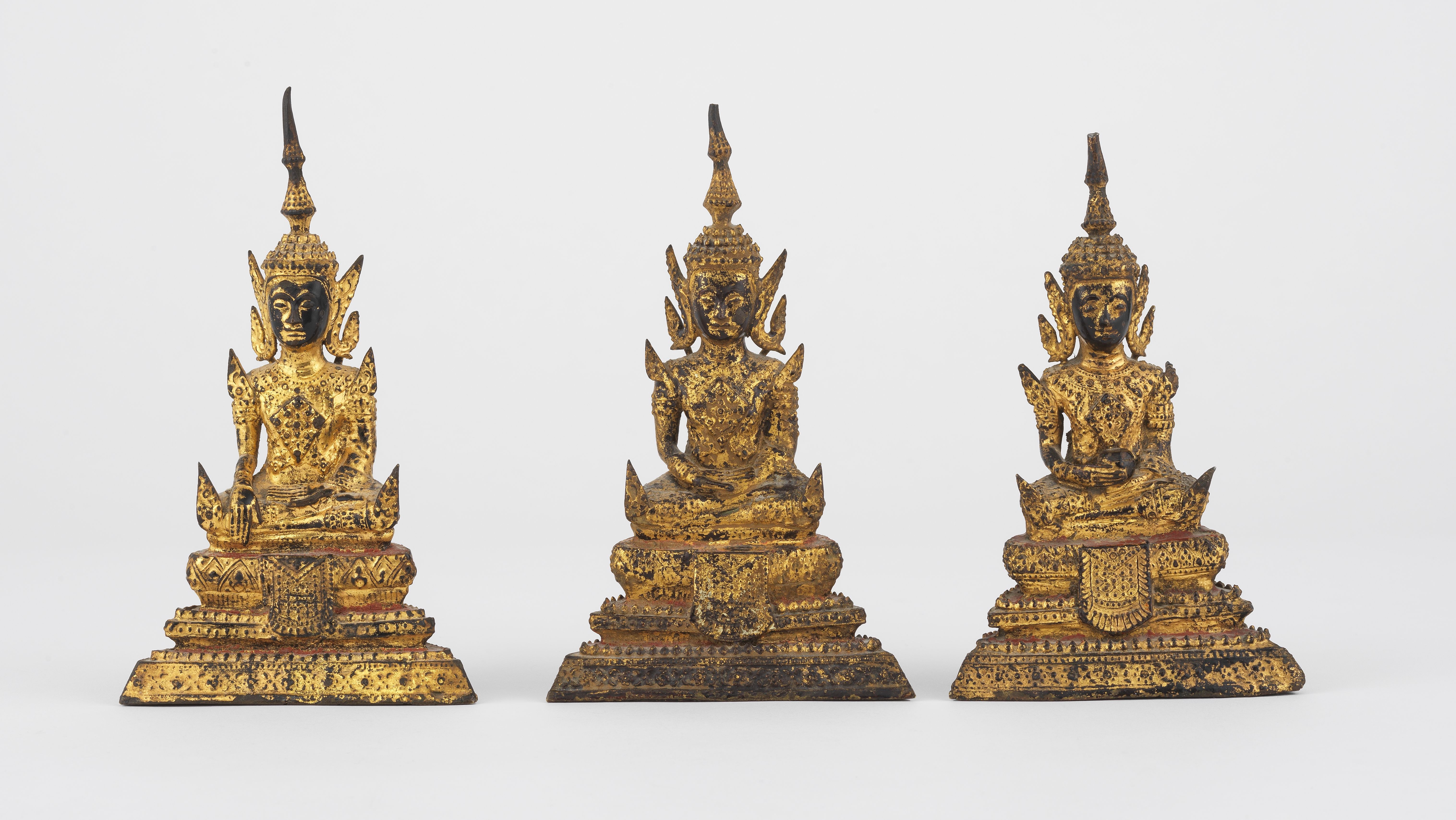 Thai School | Trois bouddhas Rattanakosin formant une triade | MutualArt