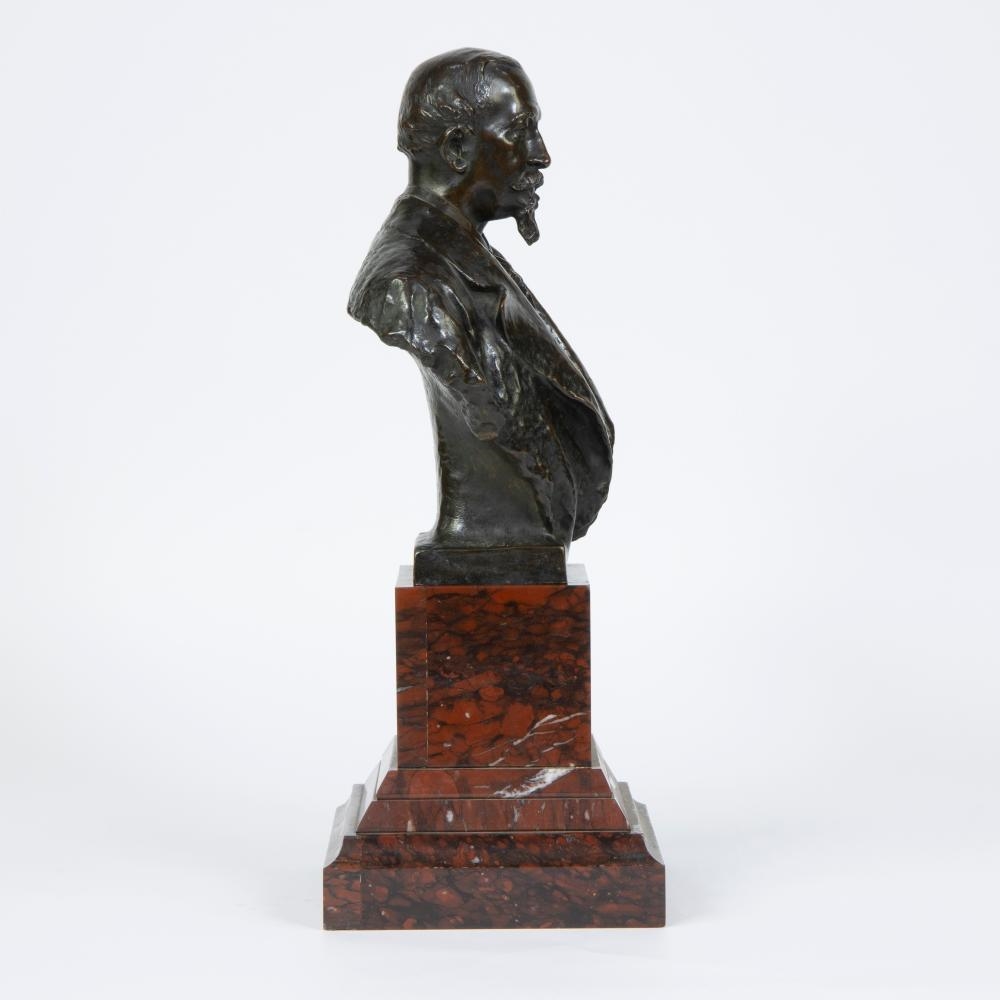 Fritz | Bronze bust of Prof Dr Fritz De Beule UGent on red marble base ...