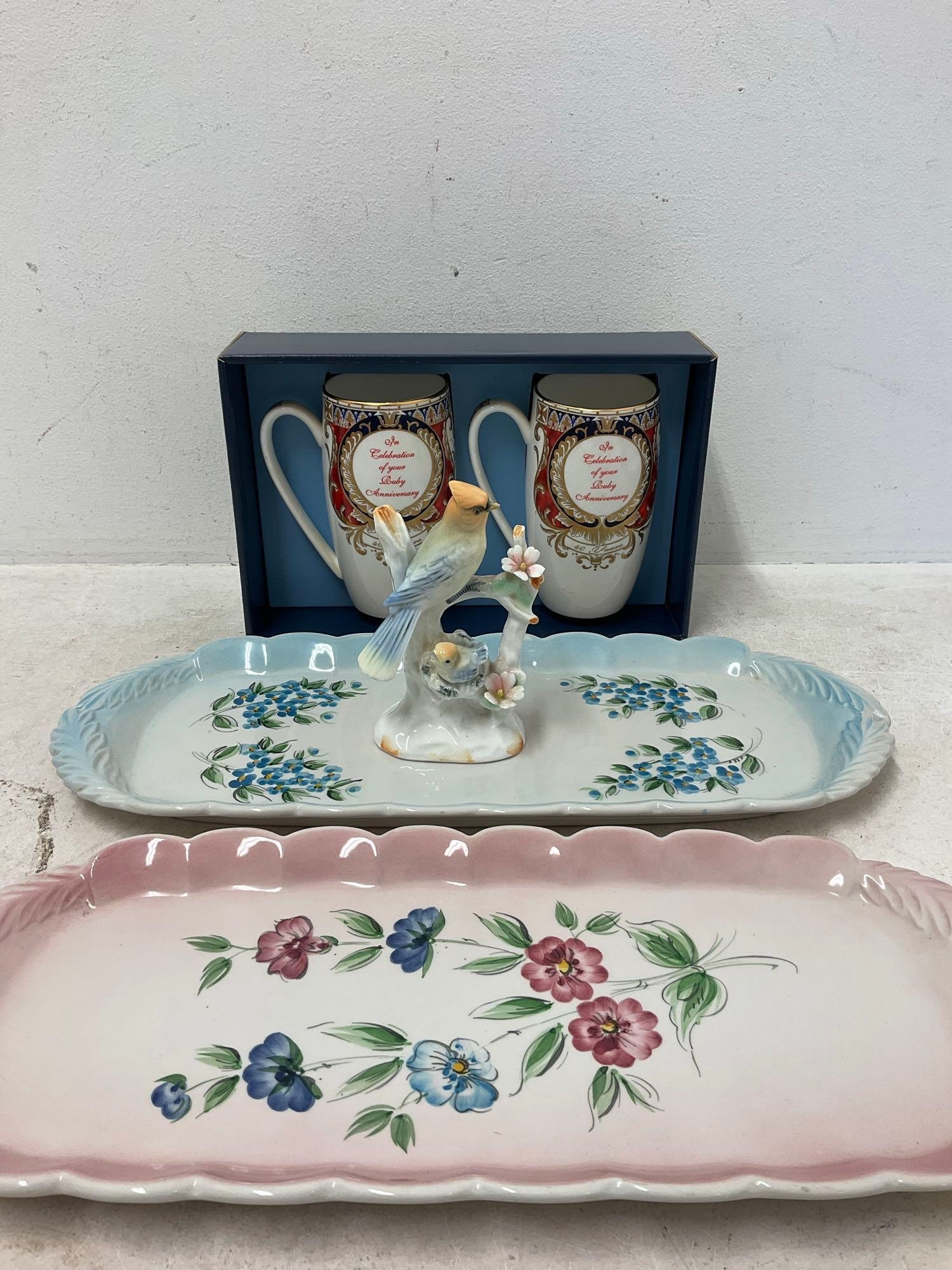 Hudson | PAIR OF HUDSON MIDDLETON FINE BONE CHINA CUPS | MutualArt
