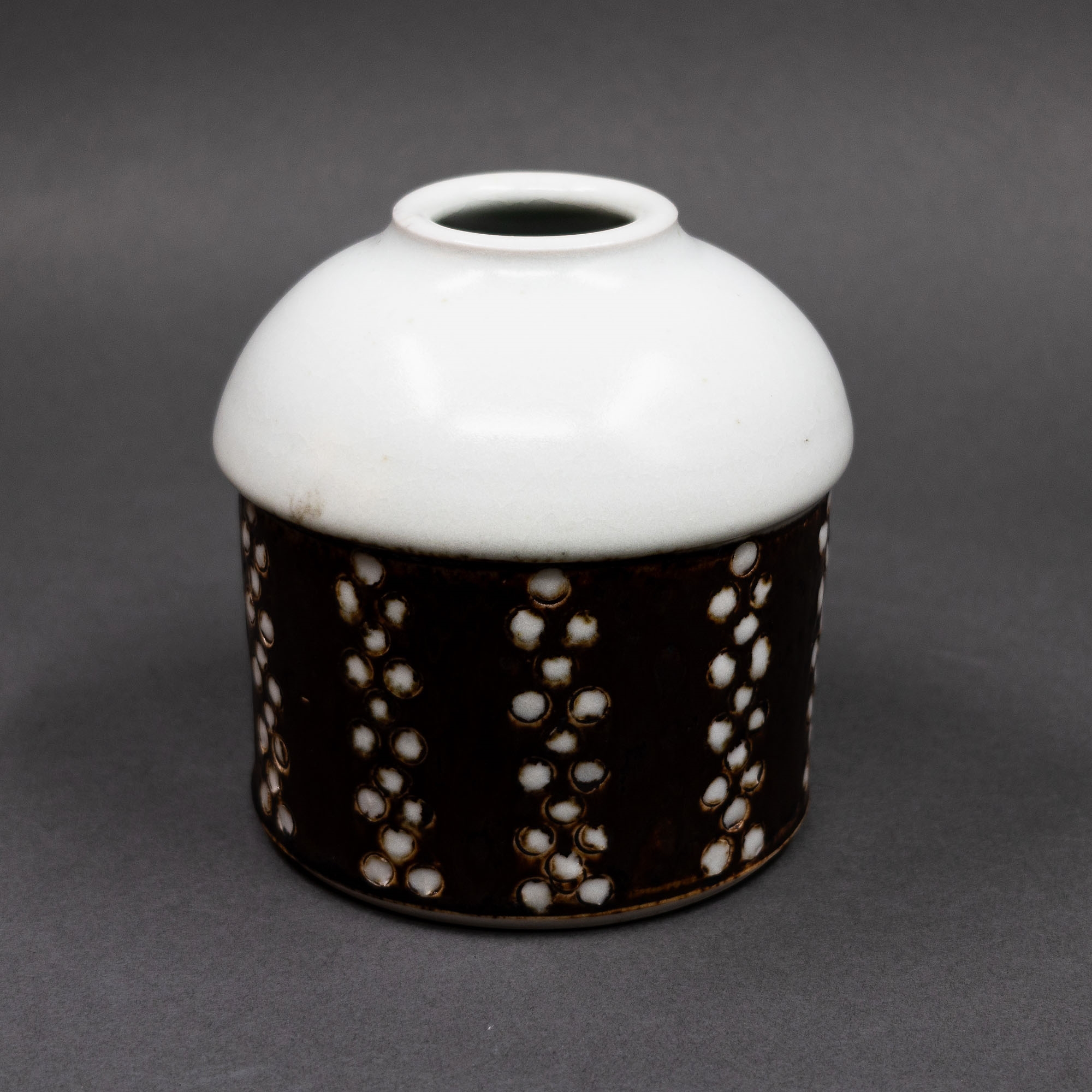 Graeme Storm | Graeme Storm - Domed cylinder vase | MutualArt