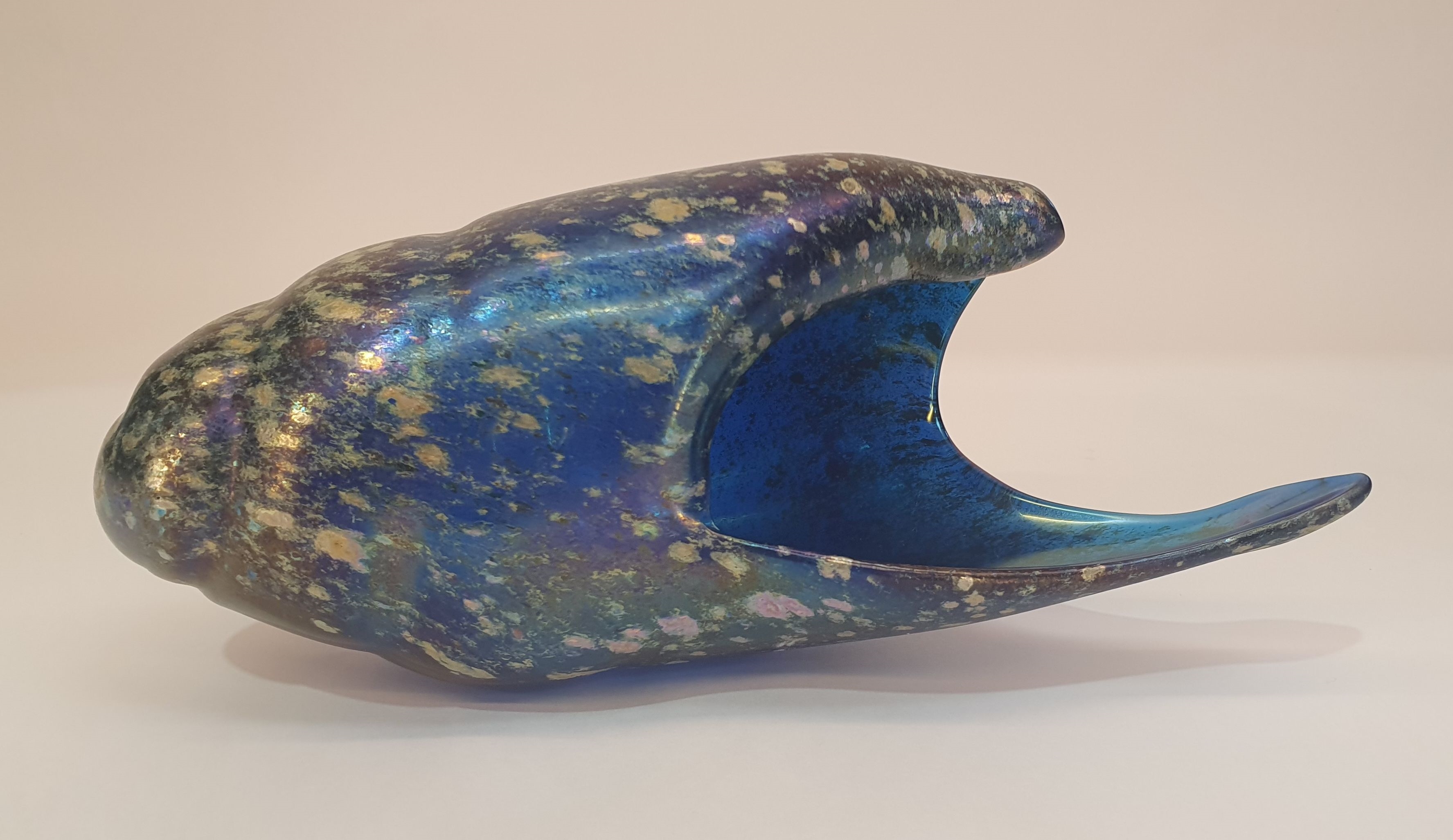 Colin Heaney | AN IRIDESCENT ART GLASS SCULPTURAL SHELL | MutualArt